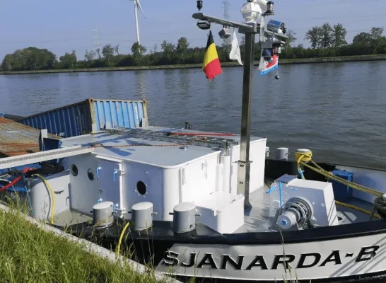 Binnenschip met containers dreigt te zinken op Albertkanaal | RTV Binnenschip met containers dreigt te zinken op Albertkanaal | RTV